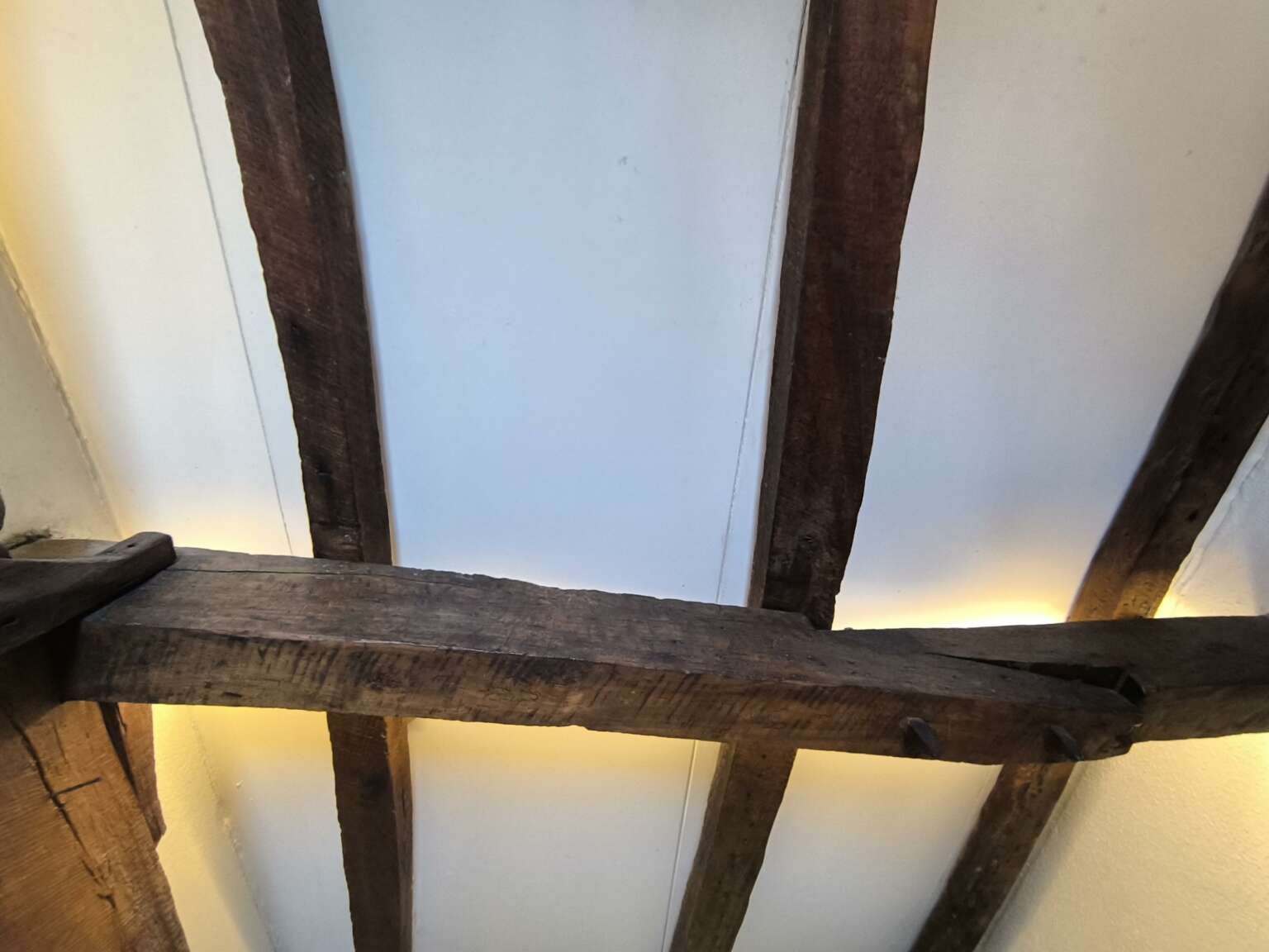 Éclairage de poutres apparentes authentiques | PRECISION LED